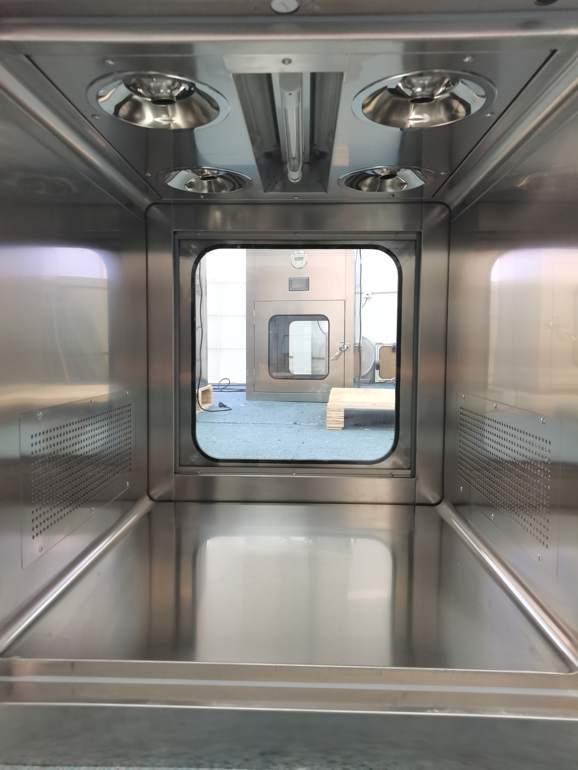 LAF Pass Box VS Pass Box with Air Shower - Flair